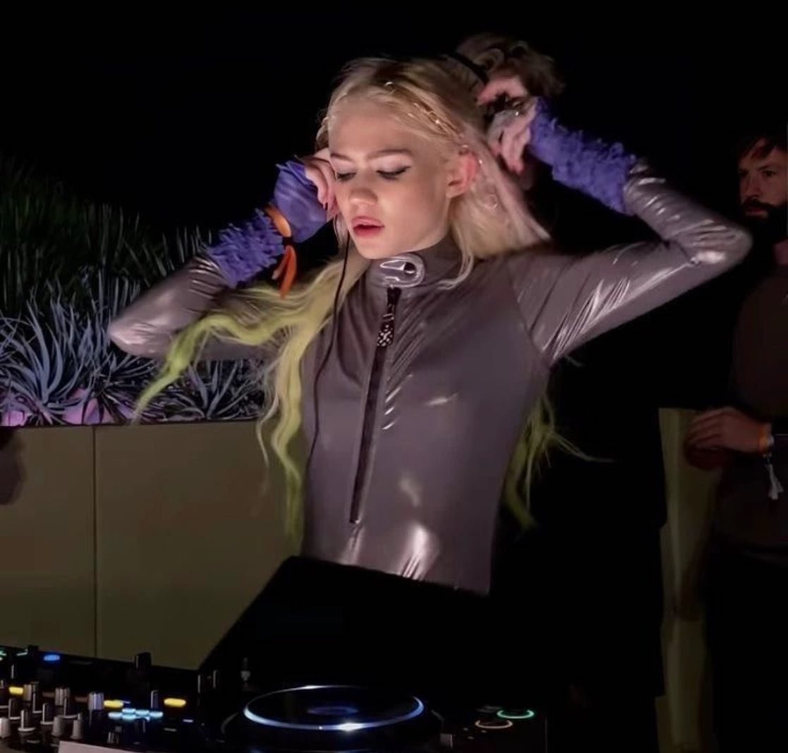 Grimes Age, Height, Weight, Body Measurements - Bollywoodfever