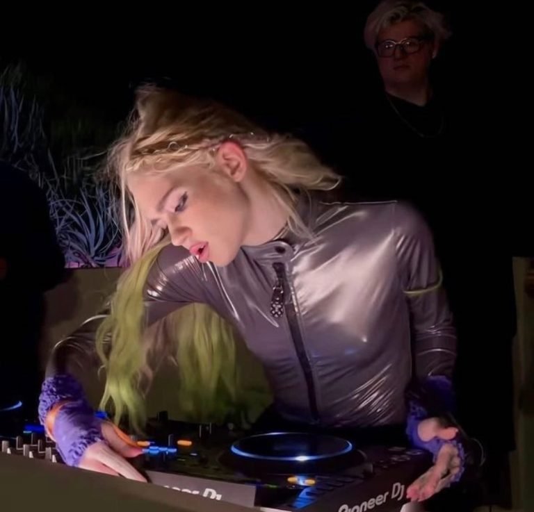 Grimes Age, Height, Weight, Body Measurements - Bollywoodfever