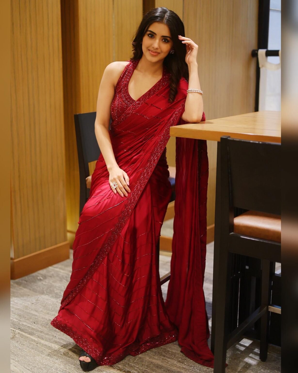 Hot Malvika Sharma Looks Absolutely Stunning in Saree